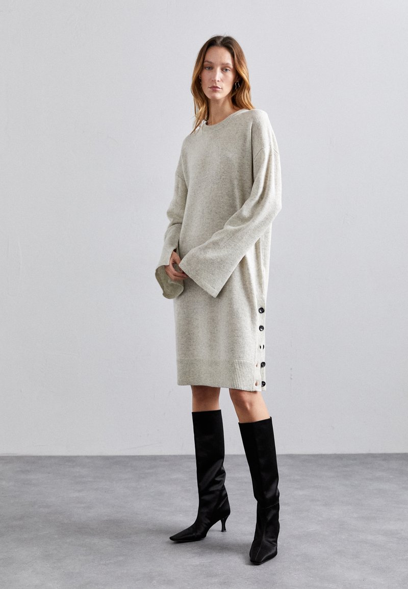 DESIGNERS REMIX CARMEN BUTTON DRESS - Vestido de punto - oatmeal/beige ...