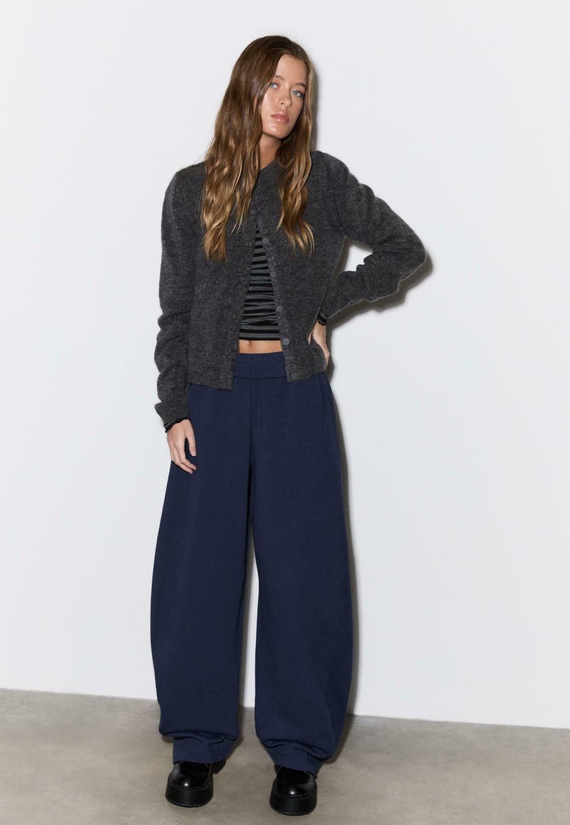 Stradivarius PLUSH BARREL - Træningsbukser - dark blue/mørkeblå ...