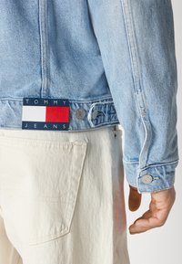Tommy Jeans RYAN - Denim jacket - denim light/light-blue denim ...