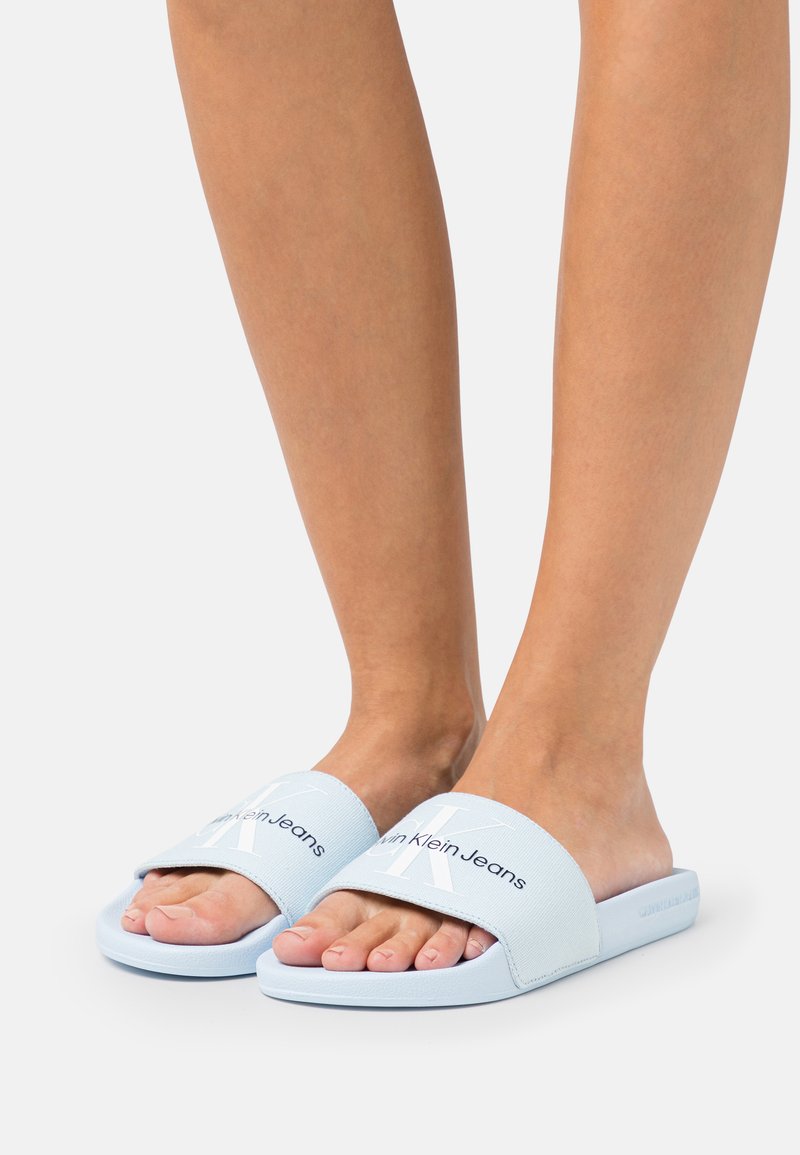 Calvin Klein Jeans SLIDE MONOGRAM - Slip-ins - chambray sky/ljusblå ...