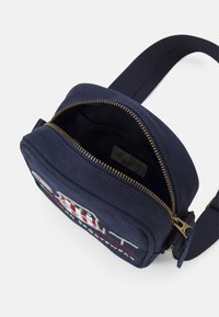 GANT COLOR SHIELD SHOULDER BAG UNISEX - Bandolera - classic blue/azul ...