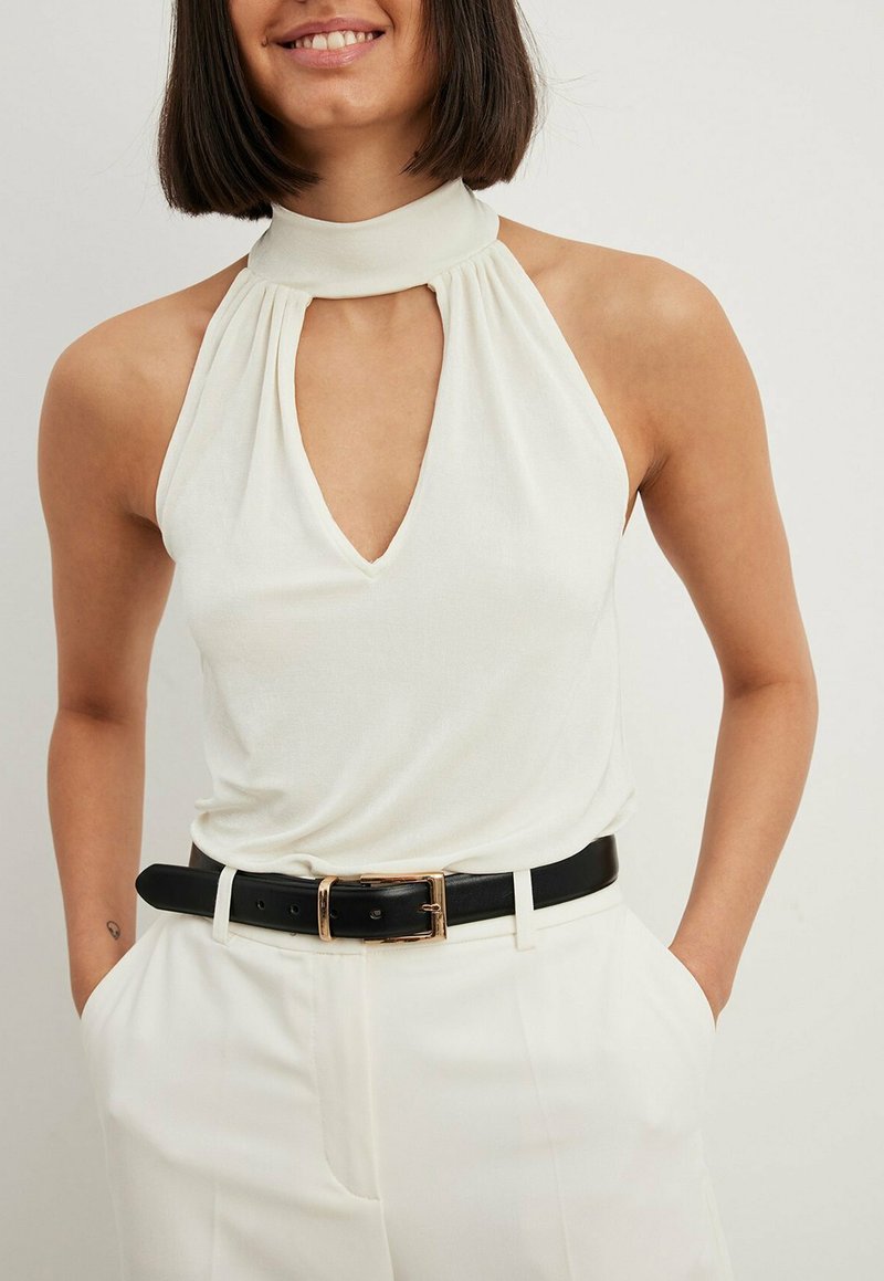 NA-KD MIT TIEFEM AUSSCHNITT - Top - offwhite/hvid - Zalando.dk