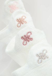 Next BACK EMBROIDERED MOTIF TRAINER SOCKS 4 PACK . - Sukat - white 'n ...