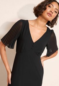 Friends Like These PETITE FIT - V-NECK MIDI - Jerseykleid - black ...