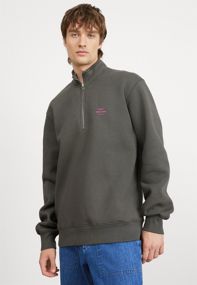 Mads Nørgaard STANDARD HALF ZIP LOGO - Sudadera - beluga/verde oscuro - Zalando.es