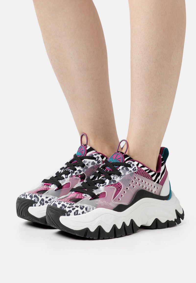 Buffalo TRAIL ONE - Sneaker low - white animal/weiß - Zalando.ch