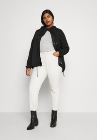 Levi's® Plus LONG SLEEVE BABY TEE - Topper langermet - ecru/black/offwhite - Zalando.no