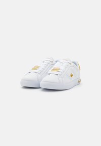 Lacoste POWERCOURT - Zapatillas - white/gold/blanco - Zalando.es