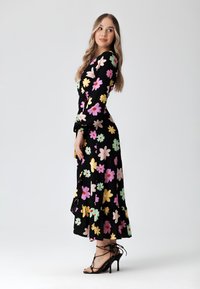 Laurella SERENA BIG FLOWERS - Maxikleid - black/schwarz - Zalando.de