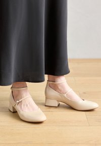 Tamaris Klasične cipele s visokom petom - ivory/boja pijeska - Zalando.hr