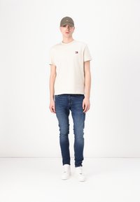 Tommy Jeans BADGE TEE - T-shirt basique - newsprint/beige - ZALANDO.FR