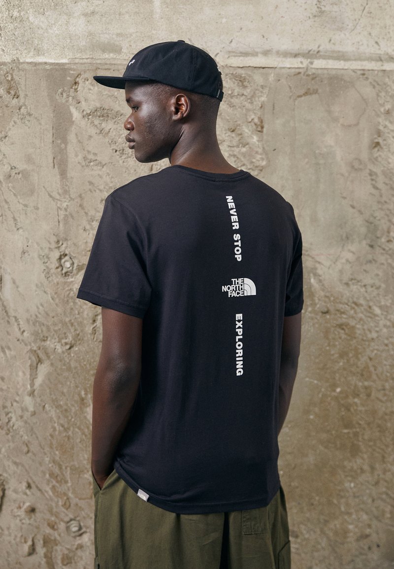 The North Face VERTICAL TEE - Camiseta estampada - black/white/negro ...