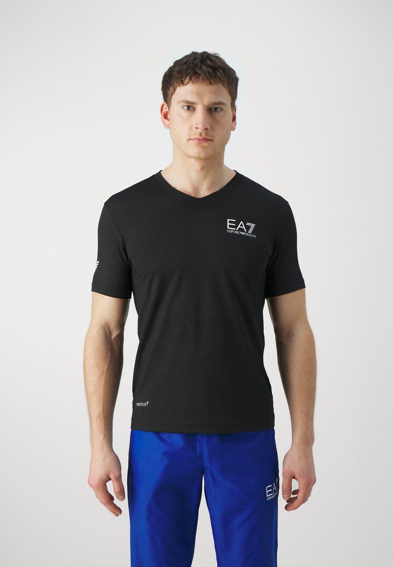 EA7 Emporio Armani TENNIS PRO TEE TEXTURED - Sport T-Shirt - black/schwarz - Zalando.ch