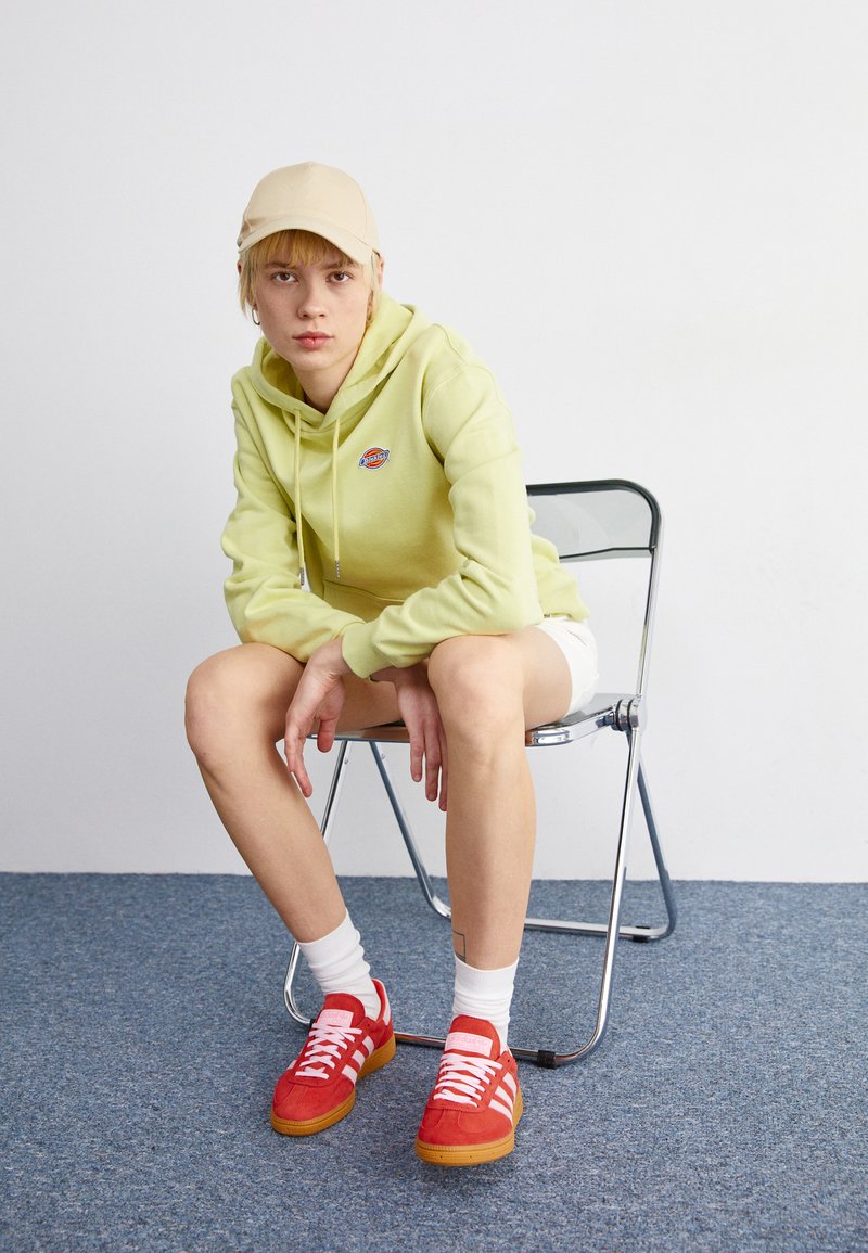 adidas Originals HANDBALL SPEZIAL - Sneaker low - bright red/clear pink ...