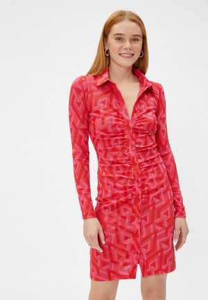 Cache Cache ENG ANLIEGENDES GERAFFTES - Vestido camisero - vert/verde ...