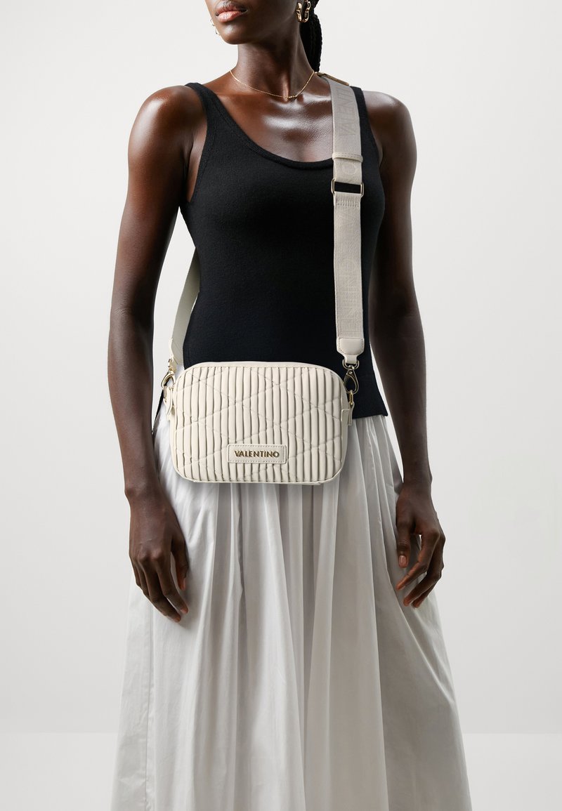 Valentino Bags CLAPHAM - Handbag - ecru/off-white - Zalando.ie