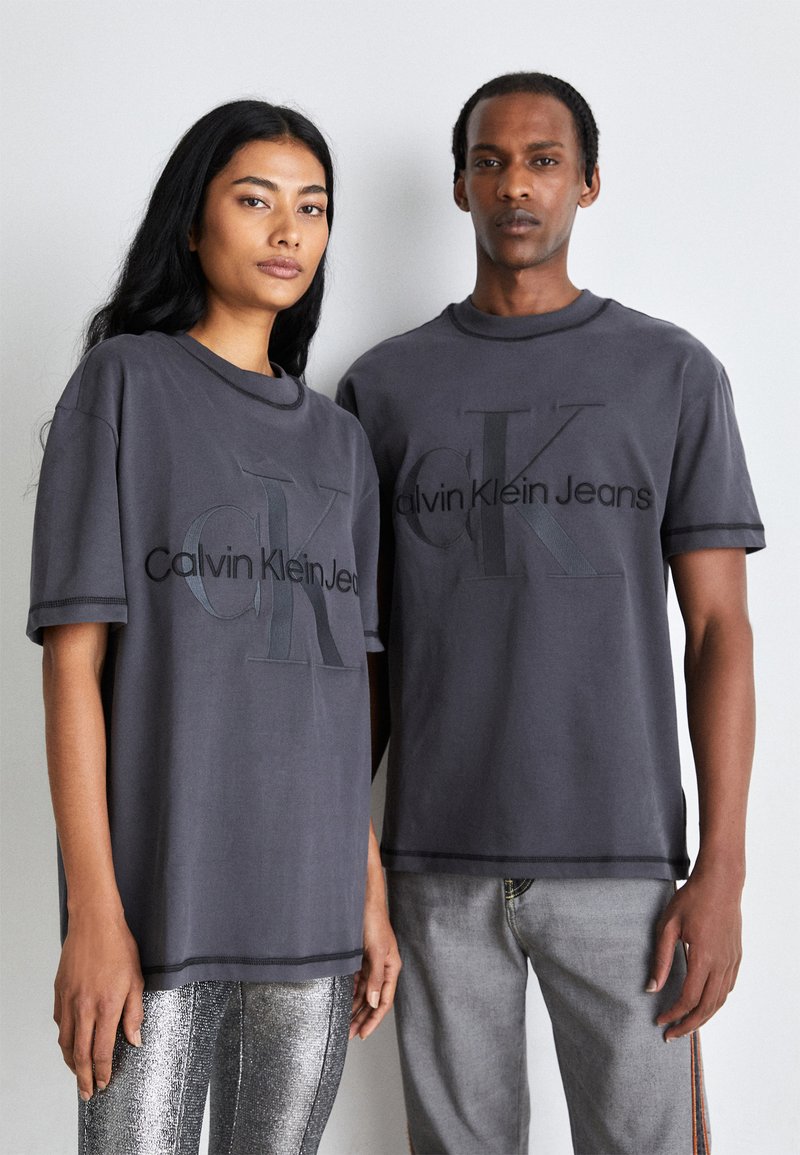 Calvin Klein Jeans MONOLOGO TEE UNISEX - Camiseta estampada - washed black/negro - Zalando.es