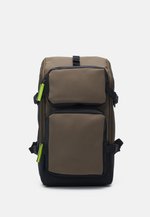 Rains CHARGER BACKPACK - Tagesrucksack - black/schwarz - Zalando.at