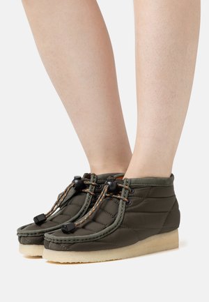 Clarks Originals WALLABEE - Bottines à lacets - oakmoss combination ...