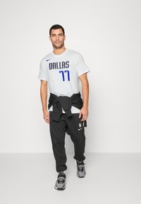Nike Performance NBA DALLAS MAVERICKS LUKA DONCIC NAME AND NUMBER TEE - T-Shirt print - white ...