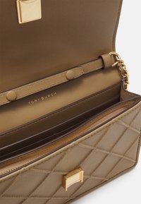 Tory Burch FLEMING SOFT CHAIN WALLET - Schoudertas - pebblestone/crème ...