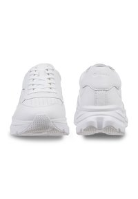 Luhta LOW-CUT- FREESI MR - Chaussures de running sur route - weiss ...