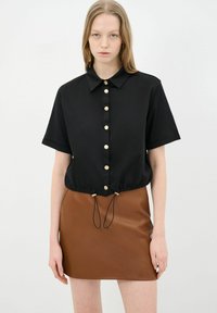 adL SNAP CROP - Button-down blouse - black - Zalando