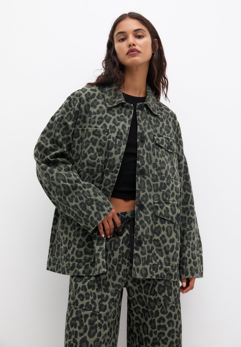 PULL&BEAR LEOPARD WORKER - Cowboyjakker - khaki - Zalando.dk