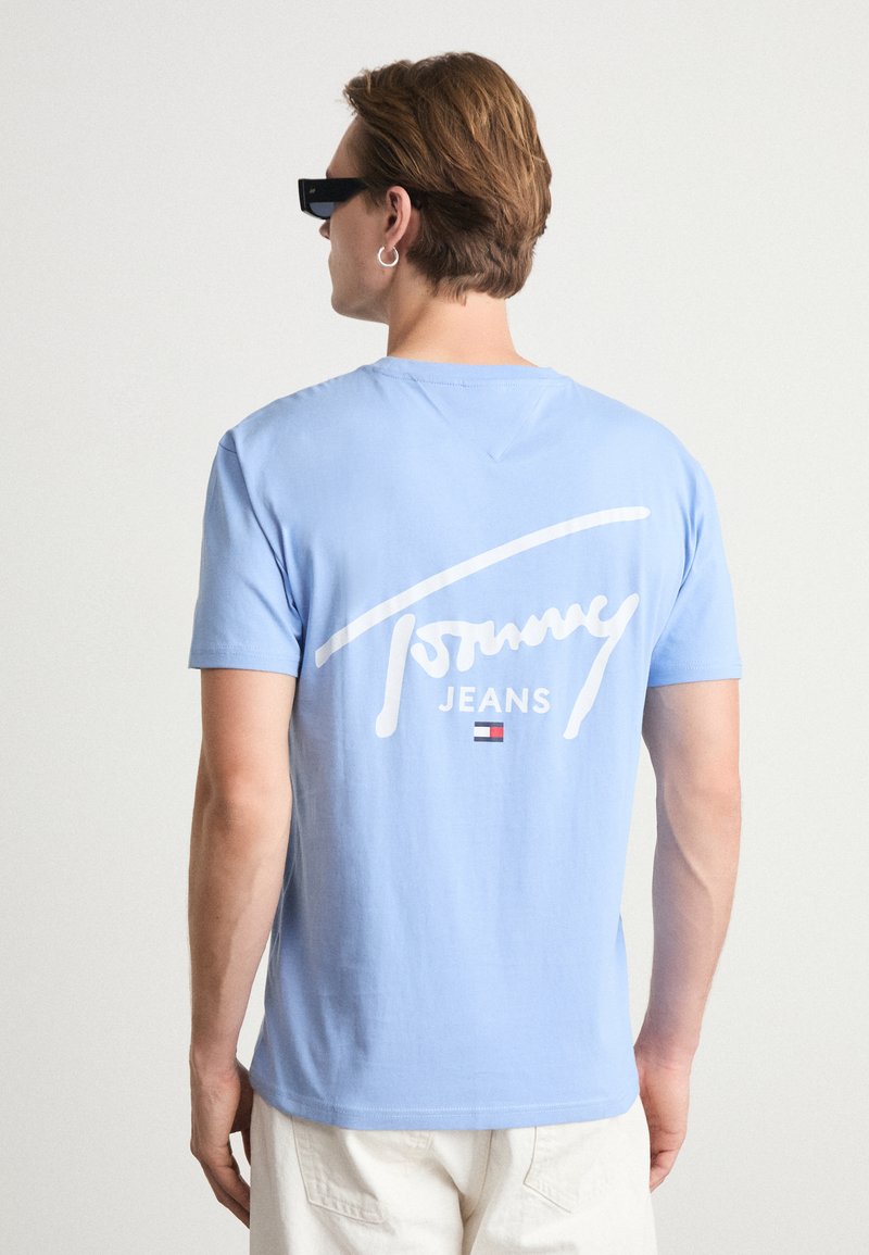 Tommy Jeans SIGNATURE TEE - T-Shirt print - westside blue/hellblau ...