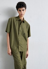 Wood Wood YUKO TECH - Chemisier - pitch dark/kaki - ZALANDO.FR