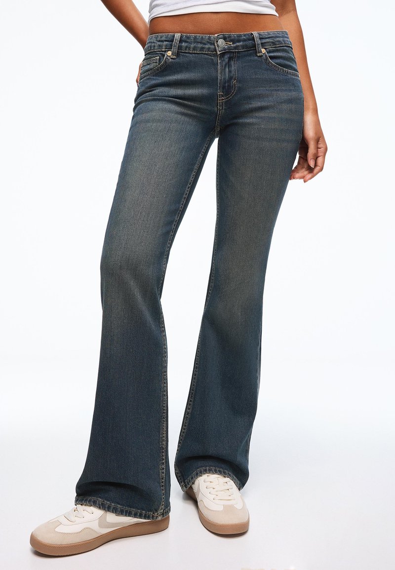 Bershka Flared jeans - dark blue/mörkblå - Zalando.se