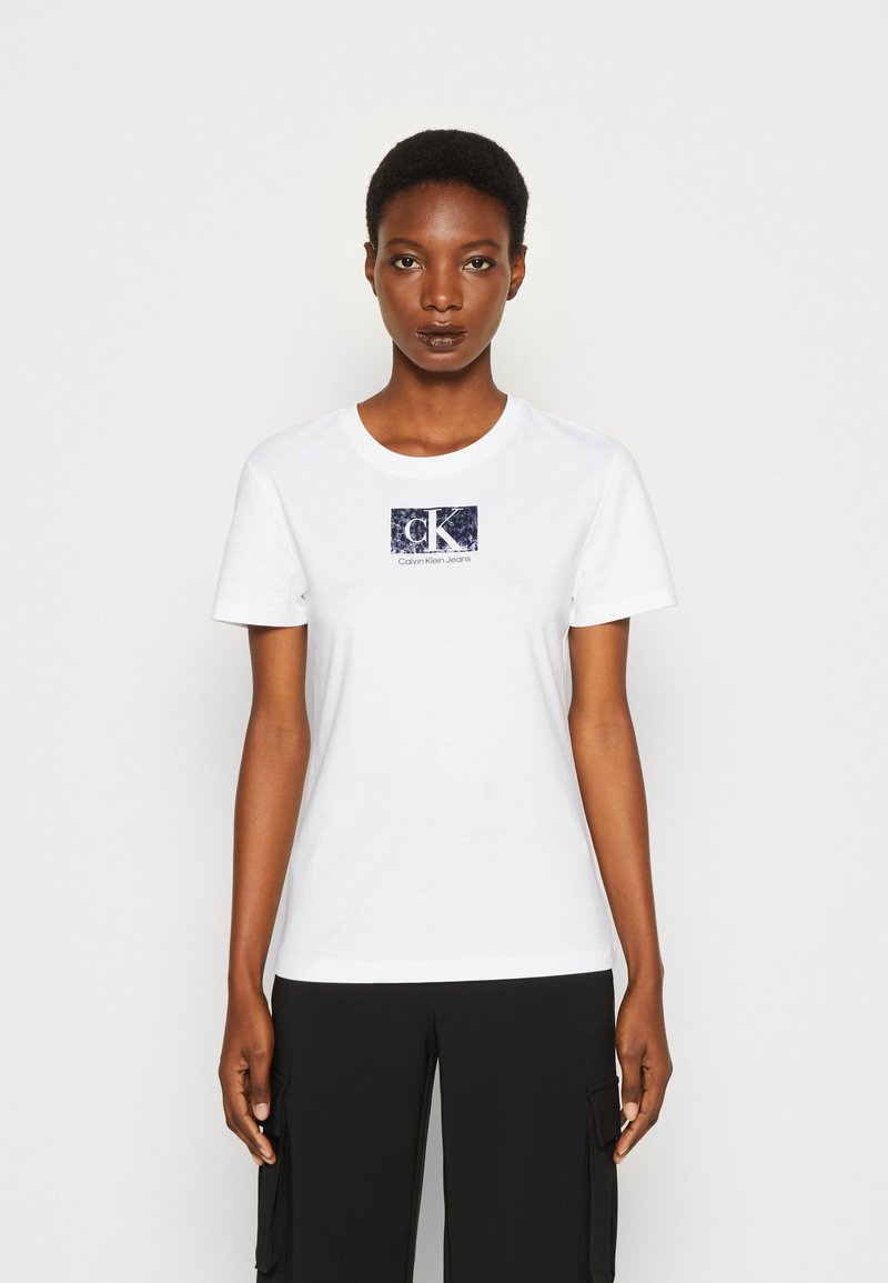Calvin Klein Jeans PRINTED BOX SLIM TEE - T-Shirt print - bright white ...