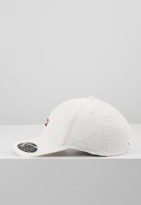 Levi's® MID BATWING FLEXFIT UNISEX - Cap - regular white/white ...