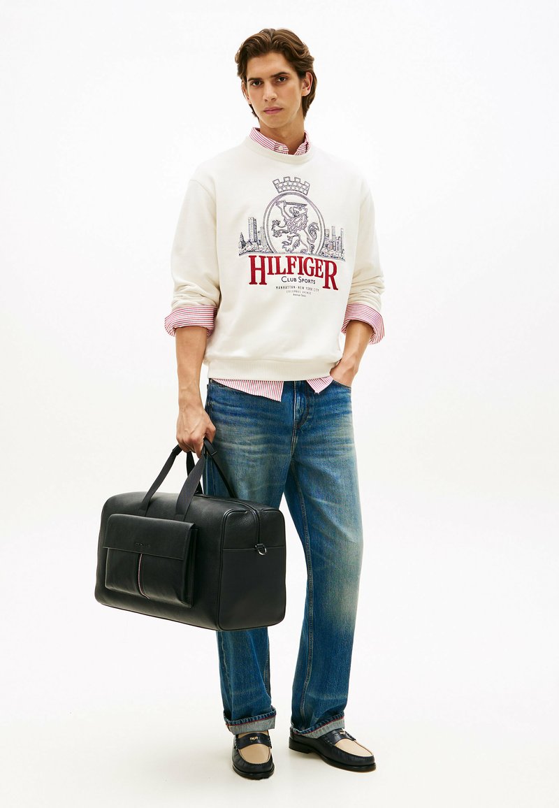 Tommy Hilfiger FLAP POCKET PEBBLE GRAIN DUFFEL - Weekend bag - black ...