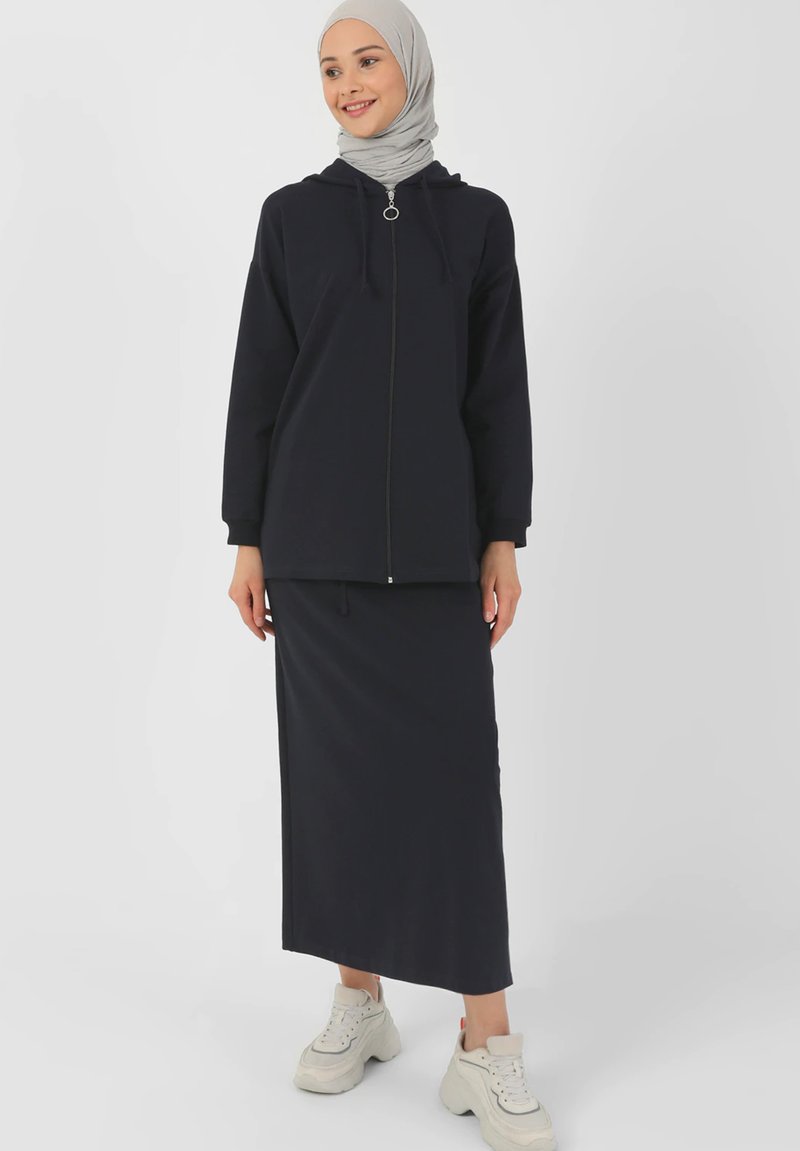 Modanisa REFKA BASIC - Sweater met rits - royal blue/koningsblauw ...