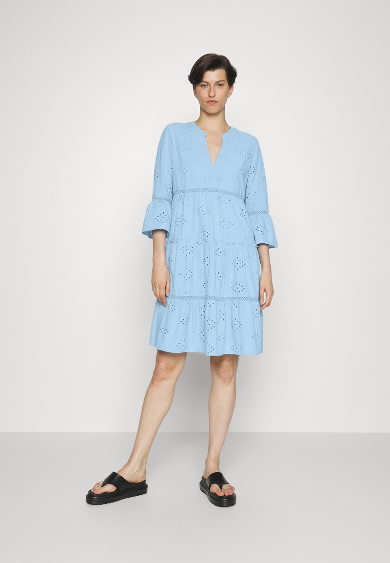Vero Moda Tall VMDICTHE EMBRODERY TUNIC - Robe de jour - blue bell/bleu ...