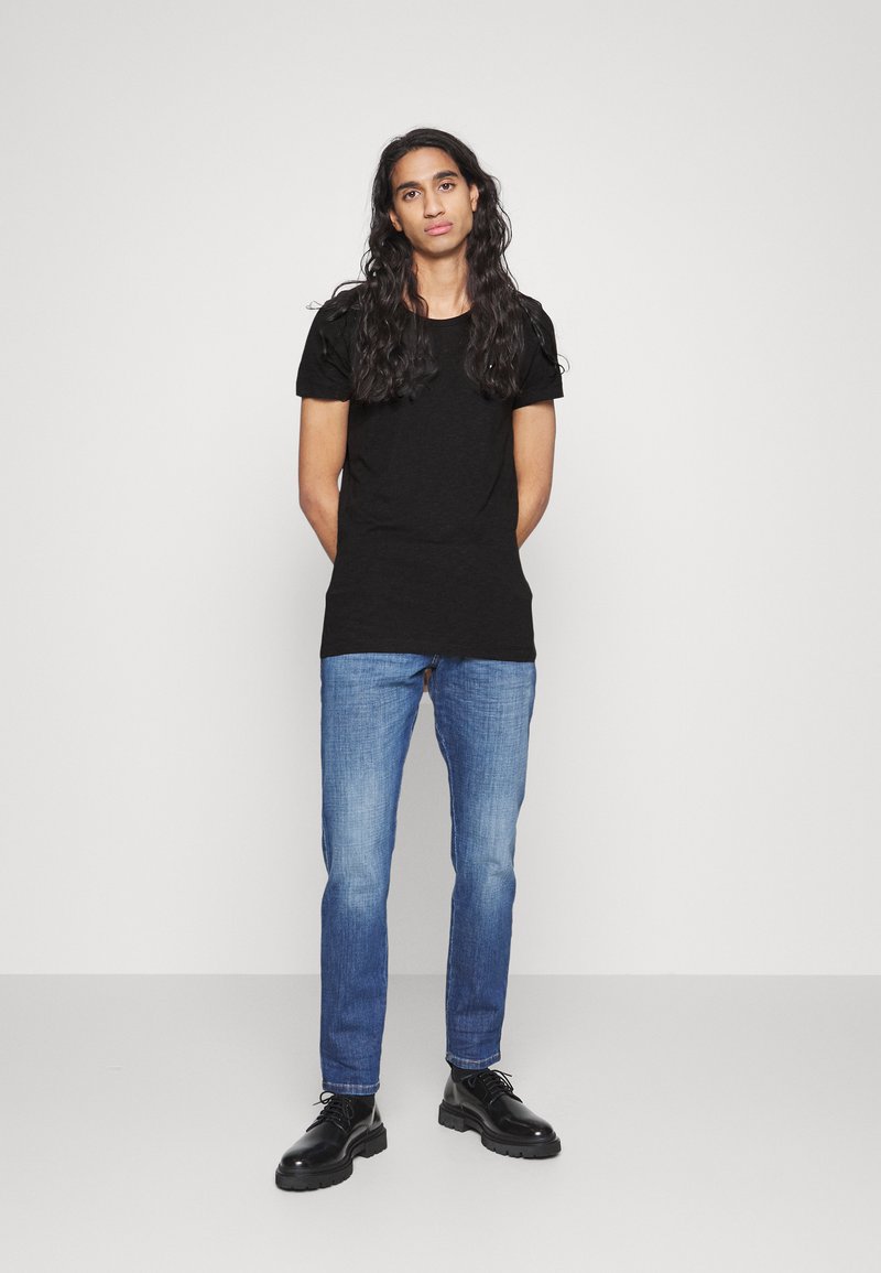 Tommy Hilfiger TOMMY HILFIGER X SHAWN MENDES THE SHAWN TEE UNISEX - T ...