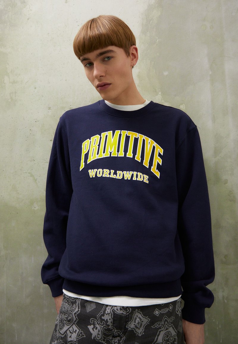 Primitive COLLEGIATE WORLDWIDE CREWNECK - Sweatshirt - navy/mørkeblå ...