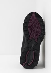HI-TEC RAVEN MID WP - Trekingové boty - black/grape wine/černá - Zalando.cz