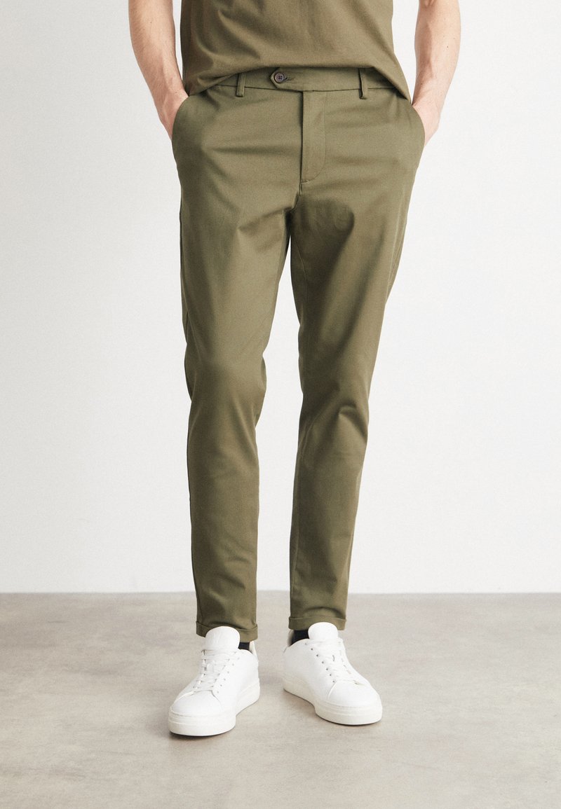 Les Deux COMO PANTS - Chino - olive night/oliv - Zalando.ch