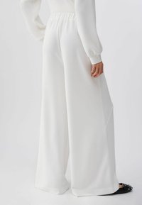 LIU JO - Spodnie materiałowe/mleczny - Zalando.pl