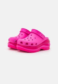 Crocs CLASSIC MEGA CRUSH - Muiltjes met hak - juice/roze - Zalando.nl