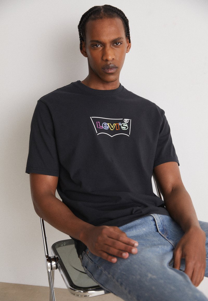 Levi's® RELAXED FIT TEE - T-shirt con stampa - caviar/nero - Zalando.it