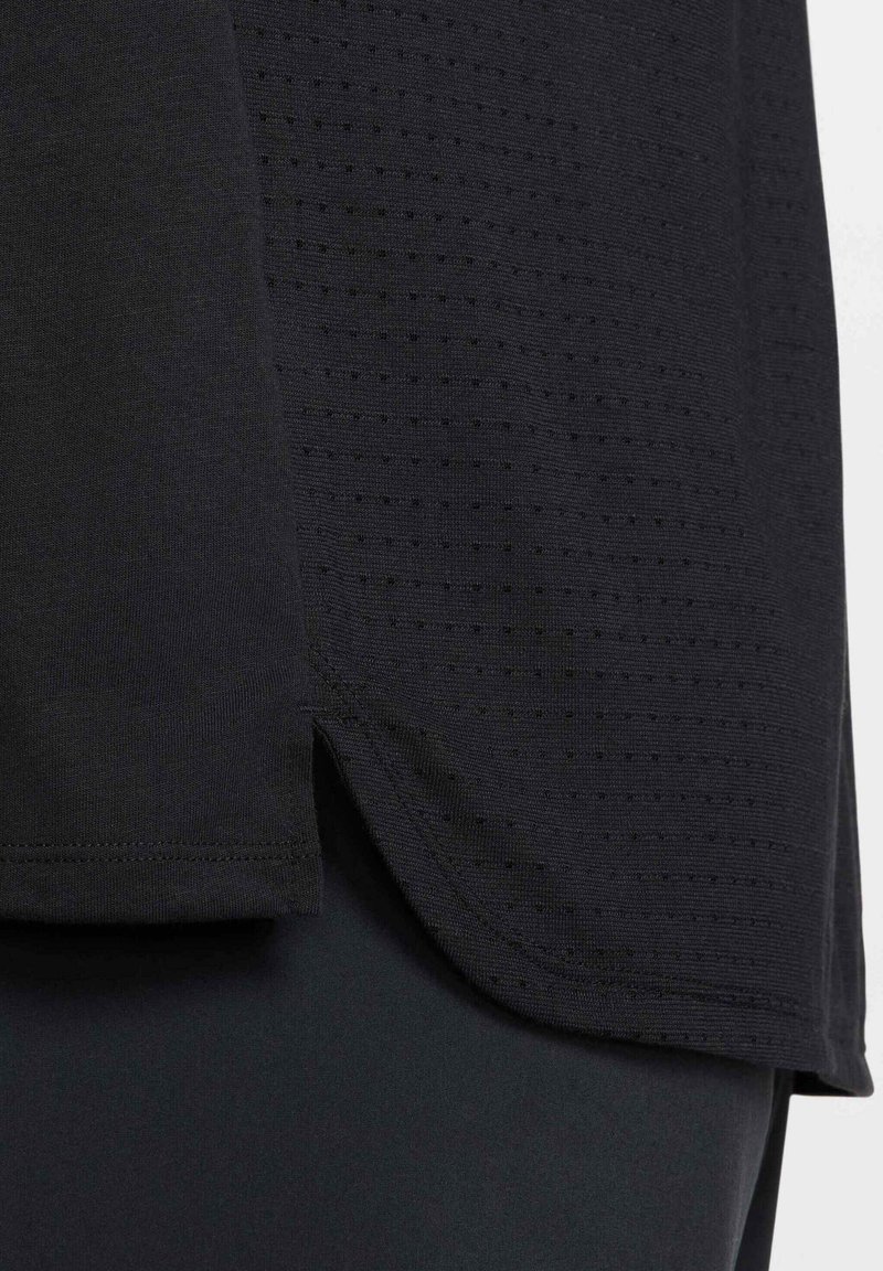 Nike Performance SOLAR CHASE - Sport T-shirt - black summit white/zwart ...