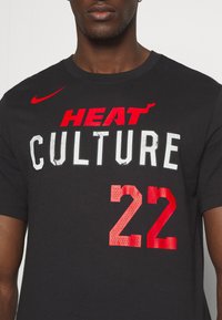 Nike Performance NBA MIAMI HEAT JIMMY BUTLER CITY EDITION TEE - T-Shirt ...