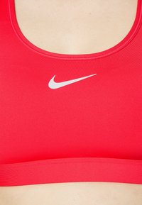 Nike Performance BRA - Sport-bh met medium support - red white/rood ...