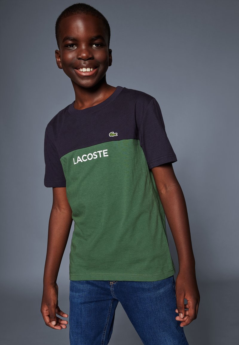 Lacoste COLOR BLOCK CENTER LOGO UNISEX - Nyomott mintás póló - abysm ...