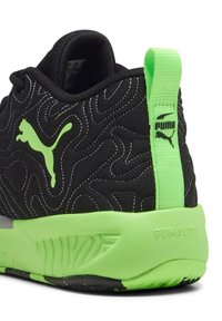 Puma COURT PRO 3 UNISEX - Basketbalové boty - puma black-green glare ...
