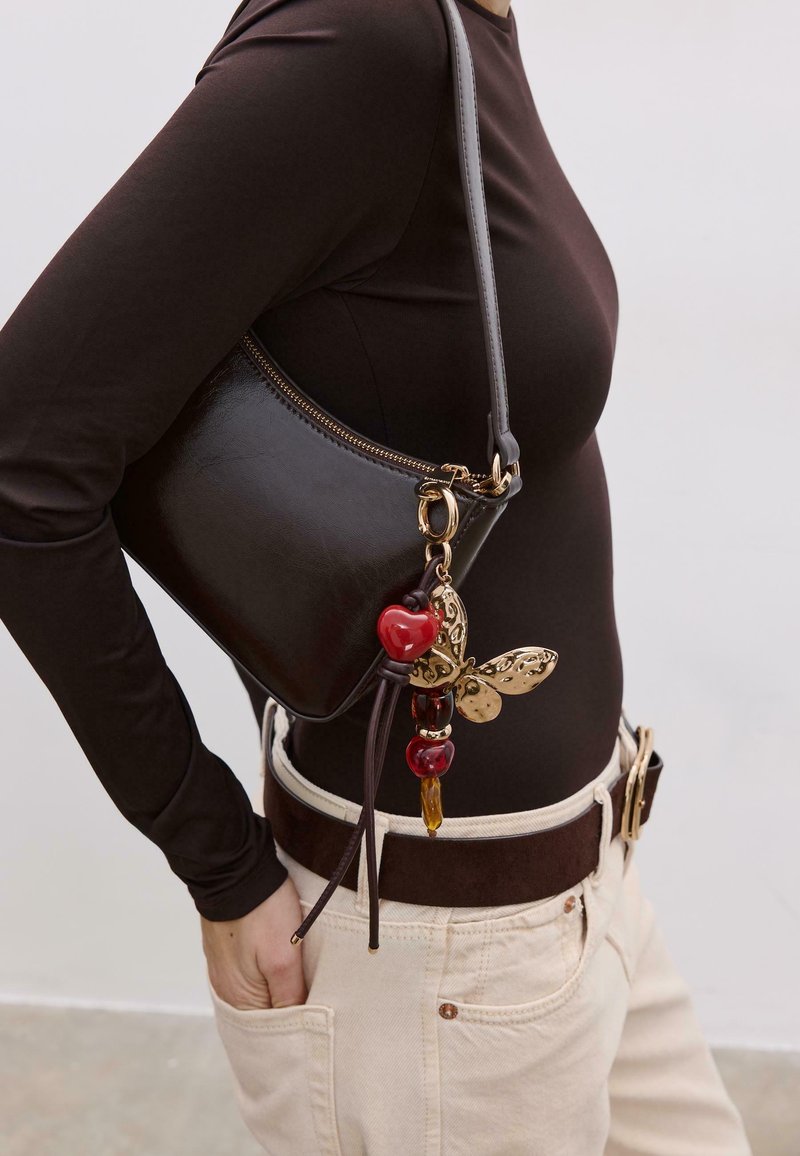 Stradivarius CHARM - Obesek za ključe - dark brown/temno rjava - Zalando.si