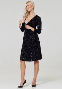 Chelsea Clark CLASSIC - Vardagsklänning - black gold-coloured/svart ...